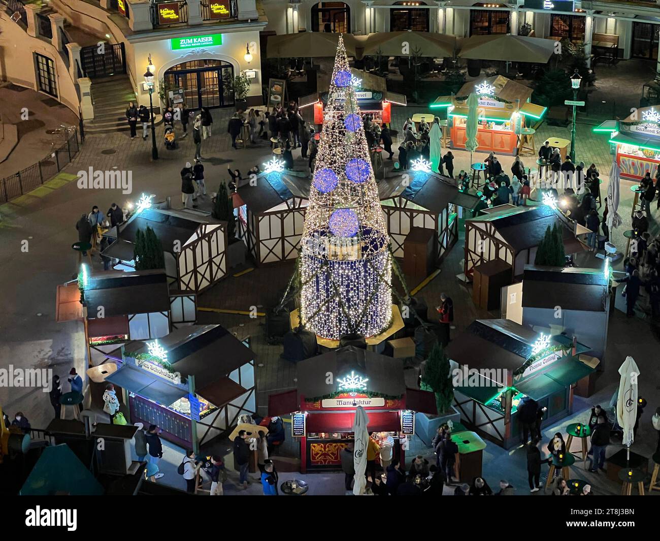 Blick aus dem Wiener Riesenrad im Prater auf den Wintermarkt - Wien 20. ...