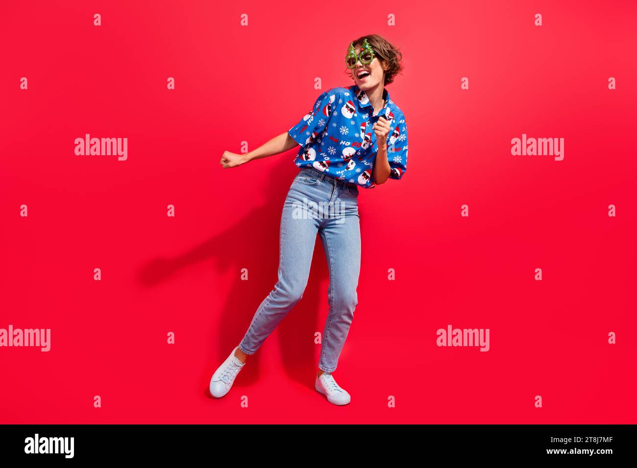 Full length cadre of dancing merry christmas traditional carnival green ...