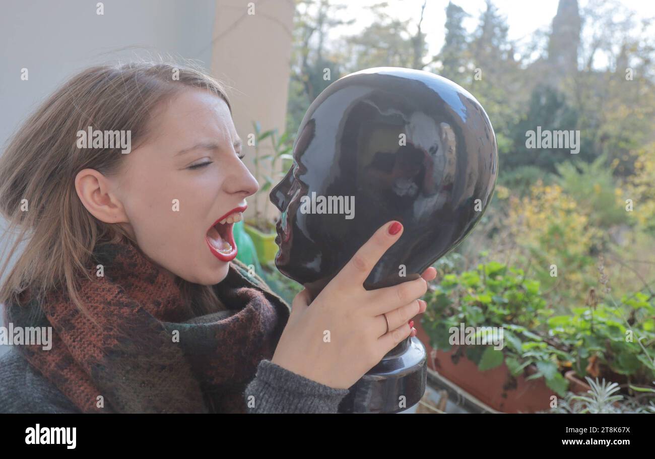 junge frau schreit ihre wut und ihren ärger raus und brüllt eijen ...