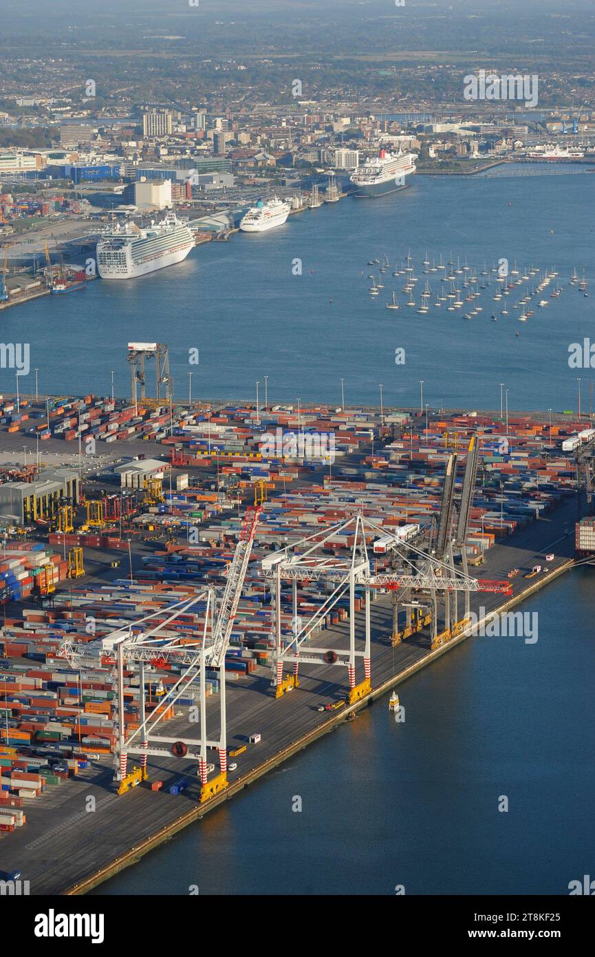 Major port and ships hi-res stock photography and images - Alamy