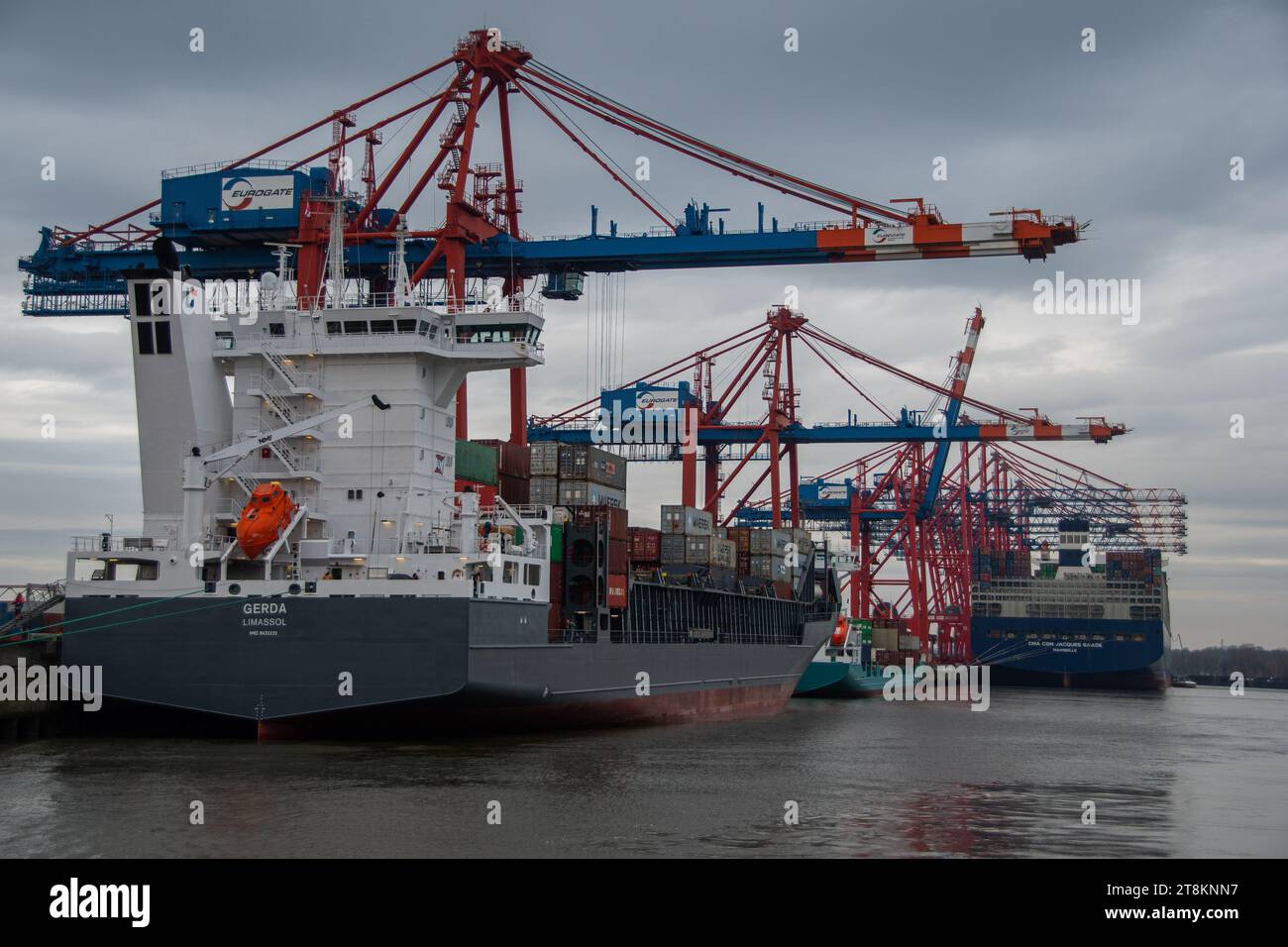 Hamburg, Germany 17 March 2023, Large container ships are loaded at the ...