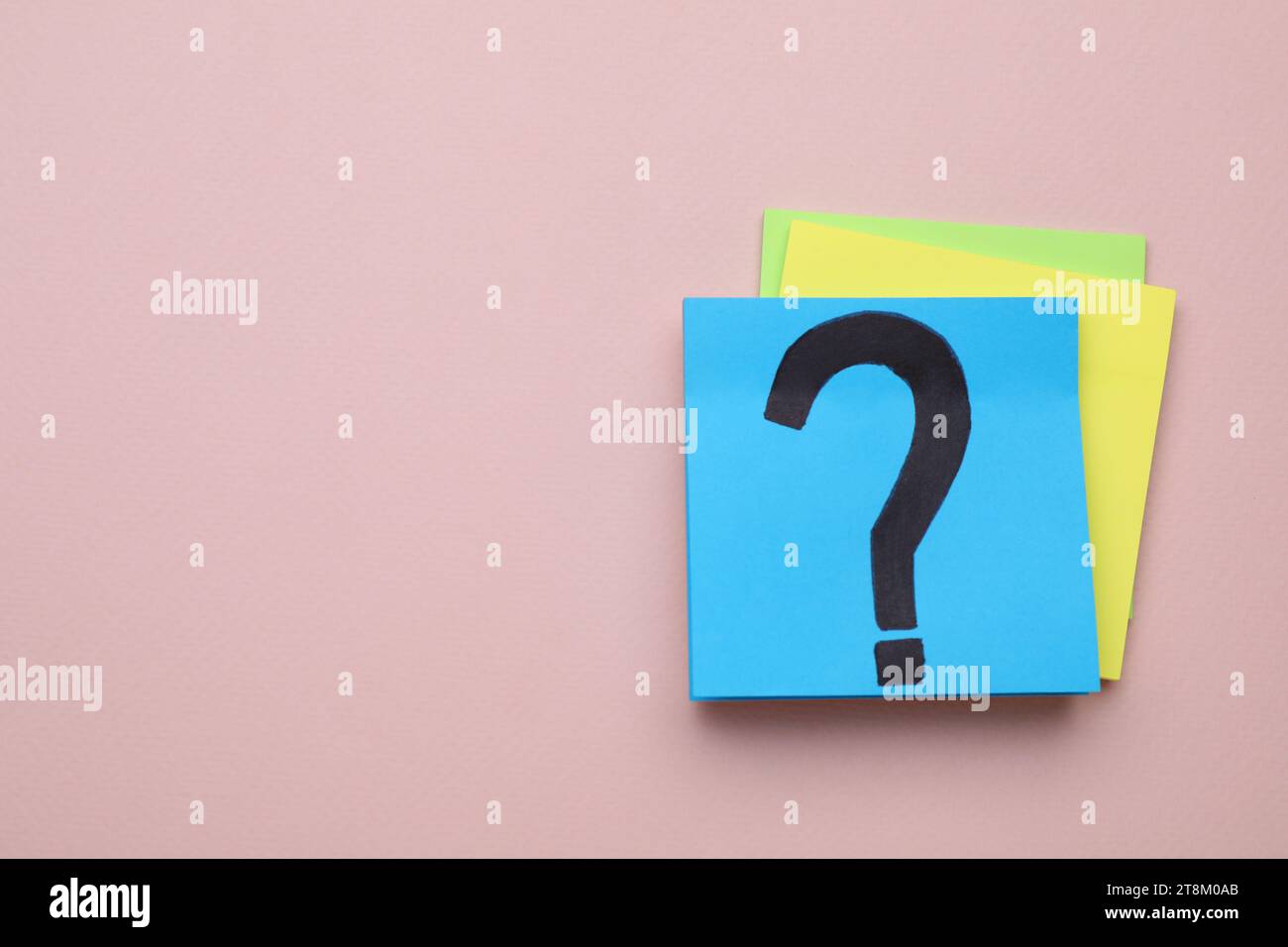 Sticky note with question mark on color background, top view. Space for ...