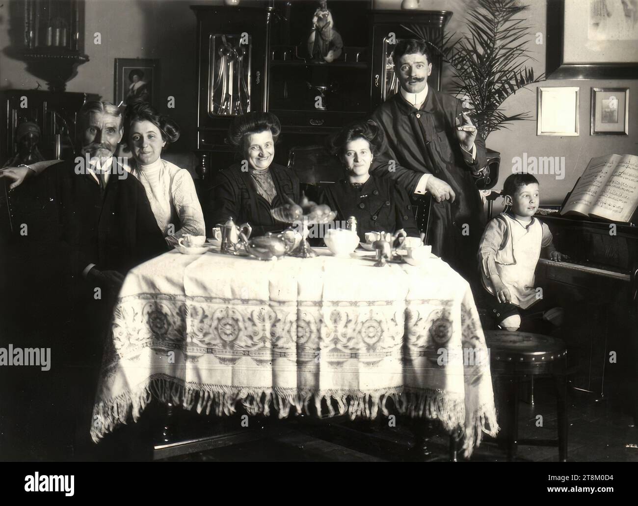 Photograph of the Harms and Erdmann families, Anonymous, around 1908 ...