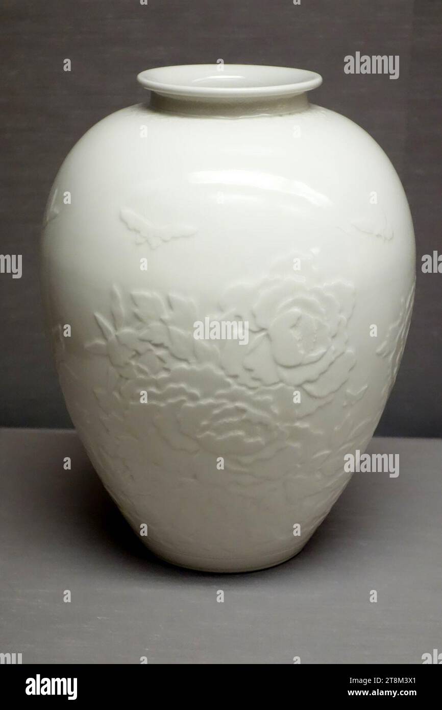 Vase by Seifu Yohei III (1851-1914), 1892 World's Columbian Exposition ...