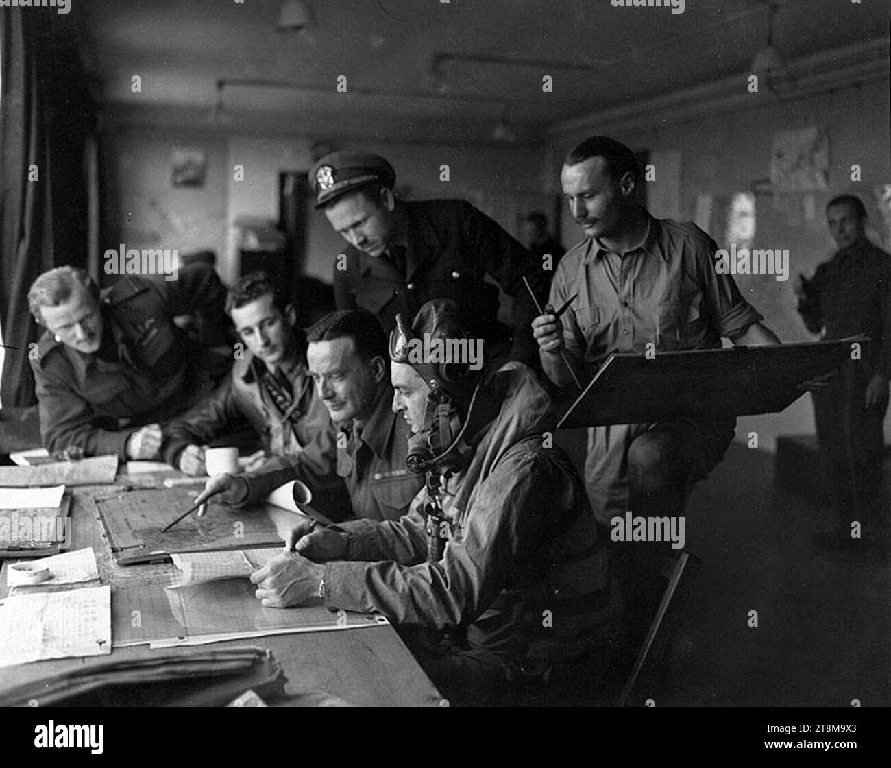 VCS-7 pilots with Spitfire at Lee-on-Solent June 1944 Stock Photo - Alamy