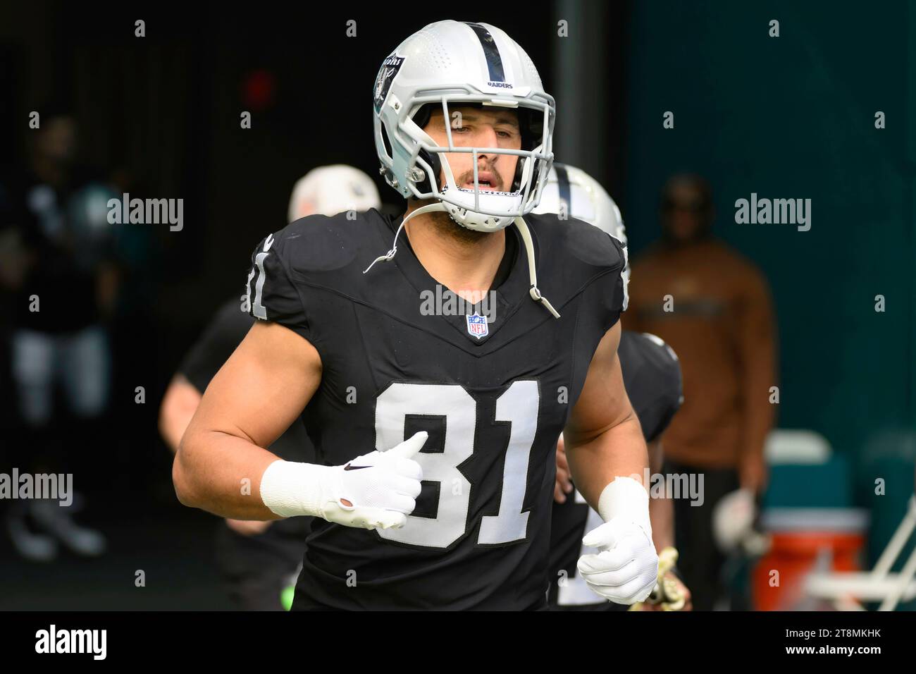 Las Vegas Raiders tight end Austin Hooper (81) runs onto the field ... Las Vegas Raiders tight end Austin Hooper (81) runs onto the field ...
