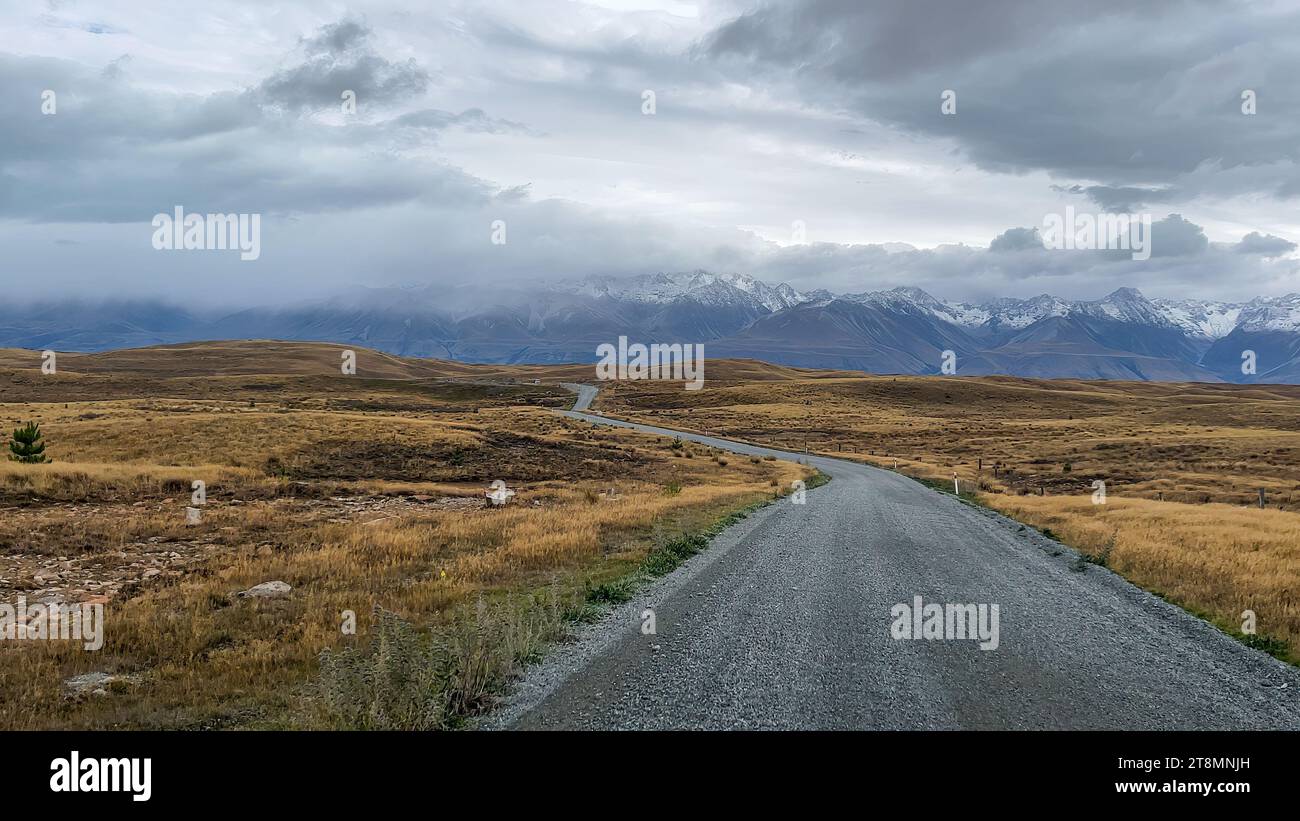 Gravel road between Lake Takapo and Pukaki Stock Photo - Alamy