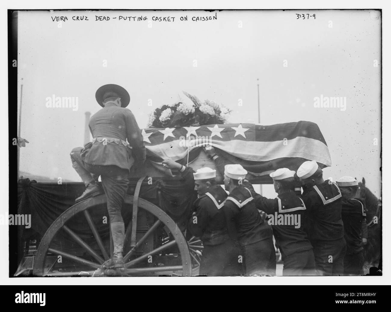 Vera Cruz dead, putting casket on caisson Stock Photo - Alamy