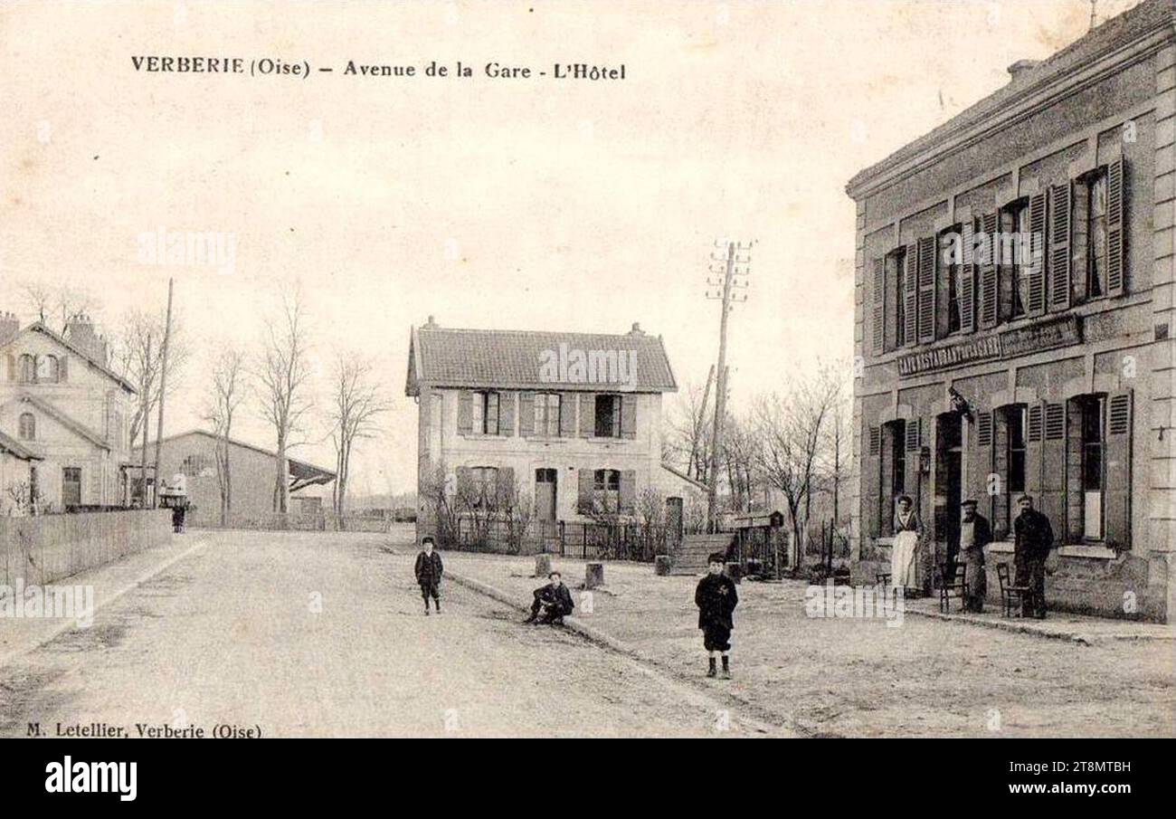 Verberie (60), place et hôtel de la gare Stock Photo - Alamy