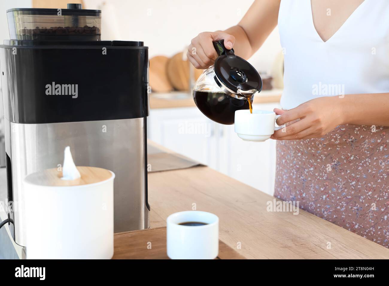 Woman pouring coffee from machine hi-res stock photography and images ...