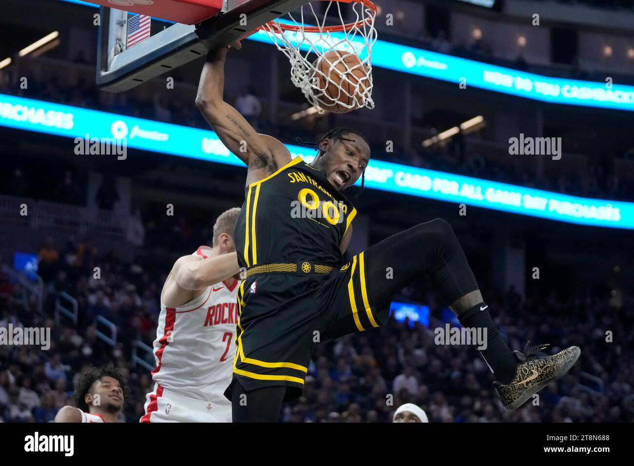 Golden State Warriors forward Jonathan Kuminga (00) dunks against ...