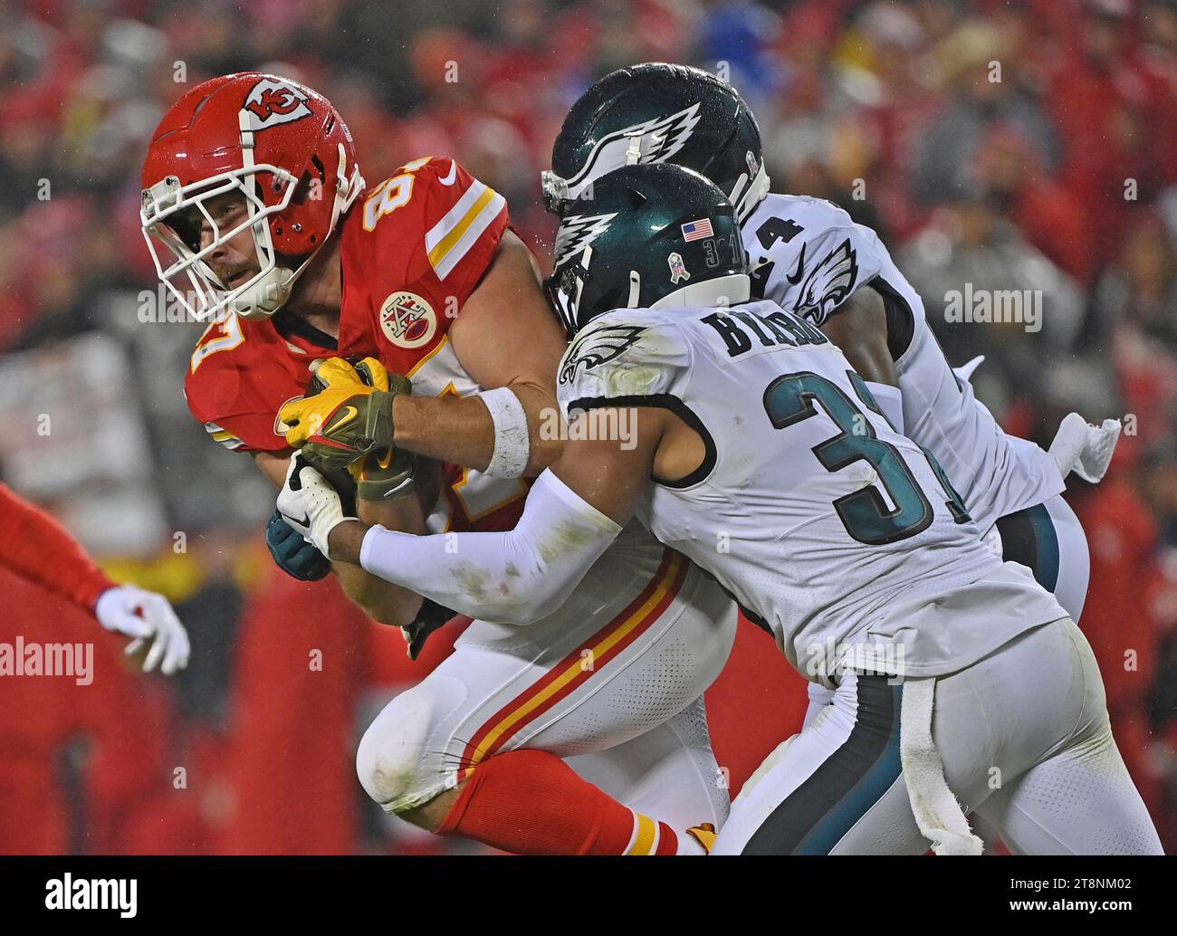 Kansas City Chiefs tight end Travis Kelce (87) catches a pass against ...