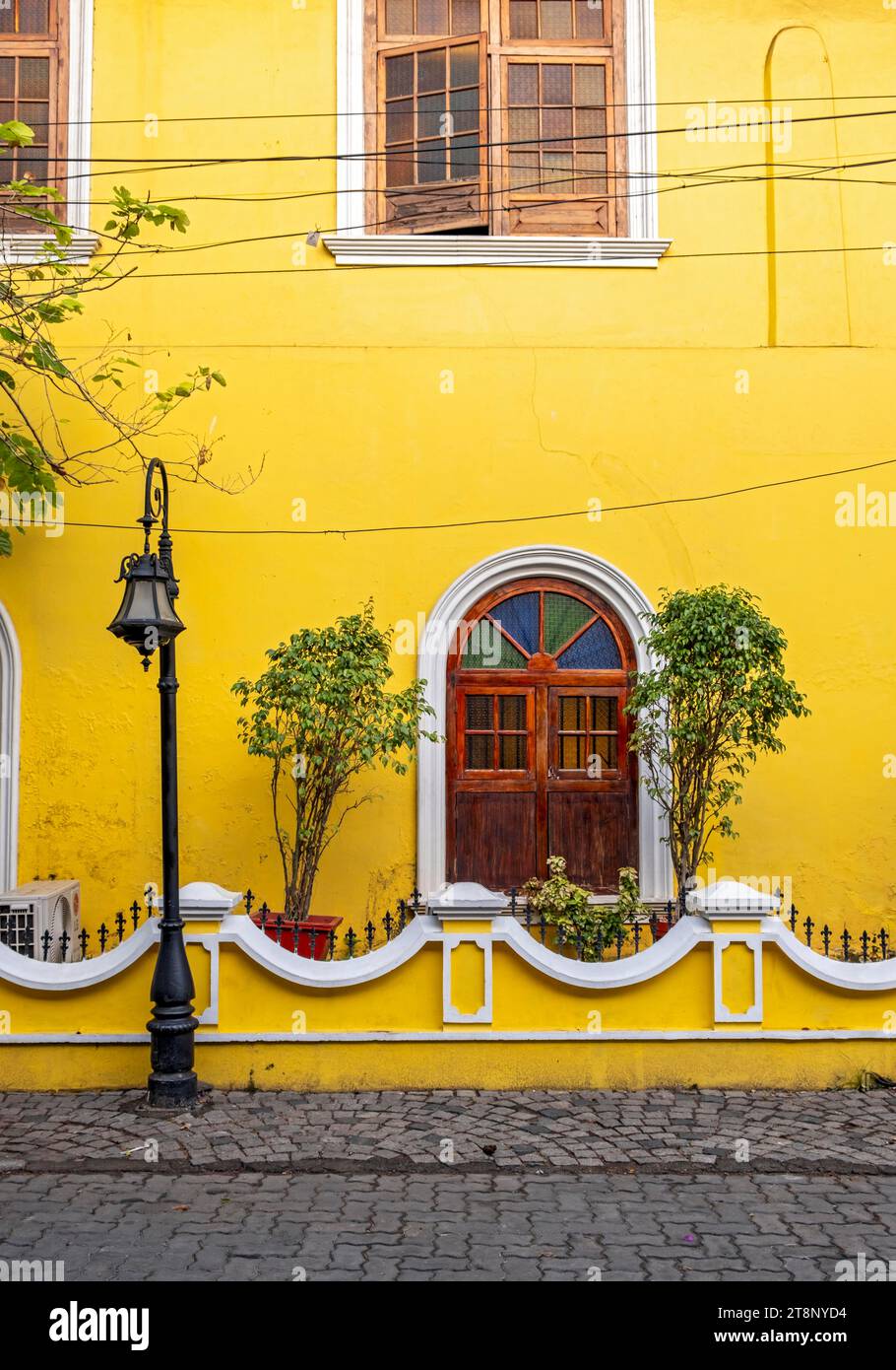 Yellow house facade, Fort Kochi, Cochin, Kerala, India Stock Photo - Alamy