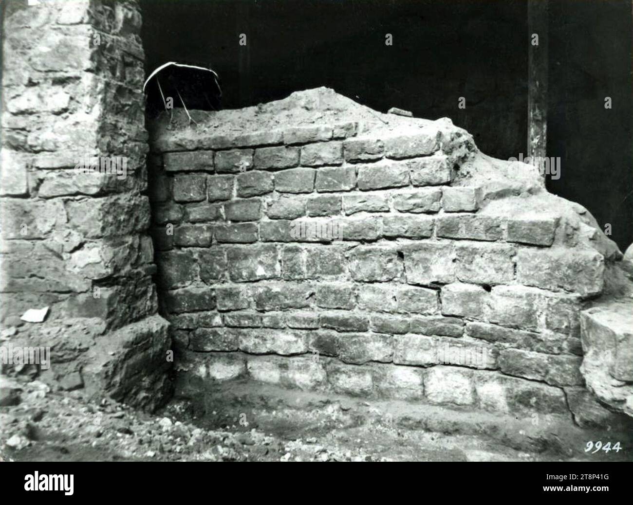 Via degli Speziali (angolo Via Calimala), Ritrovamento di muro dell ...