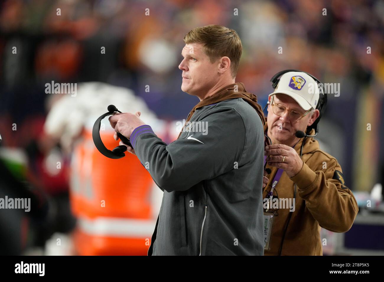 Minnesota Vikings offensive line coach Chris Kuper in the first half of ...