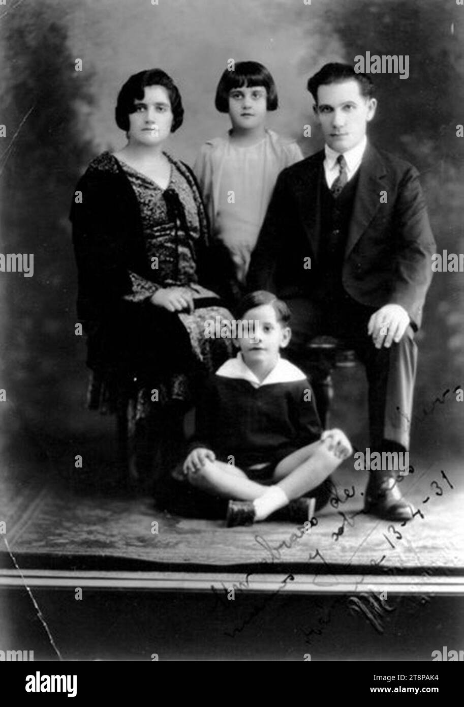Vicenta Vázquez e Xosé Cal e os seus fillos Antía e Armando 1931 Stock ...