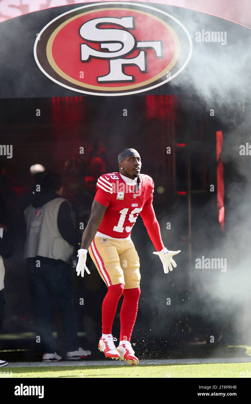 San Francisco 49ers wide receiver Deebo Samuel (19) runs onto the field ...