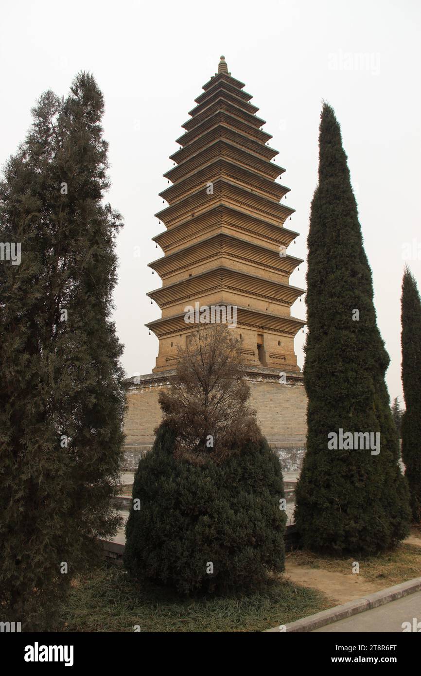 Baolun temple pagoda hi-res stock photography and images - Alamy