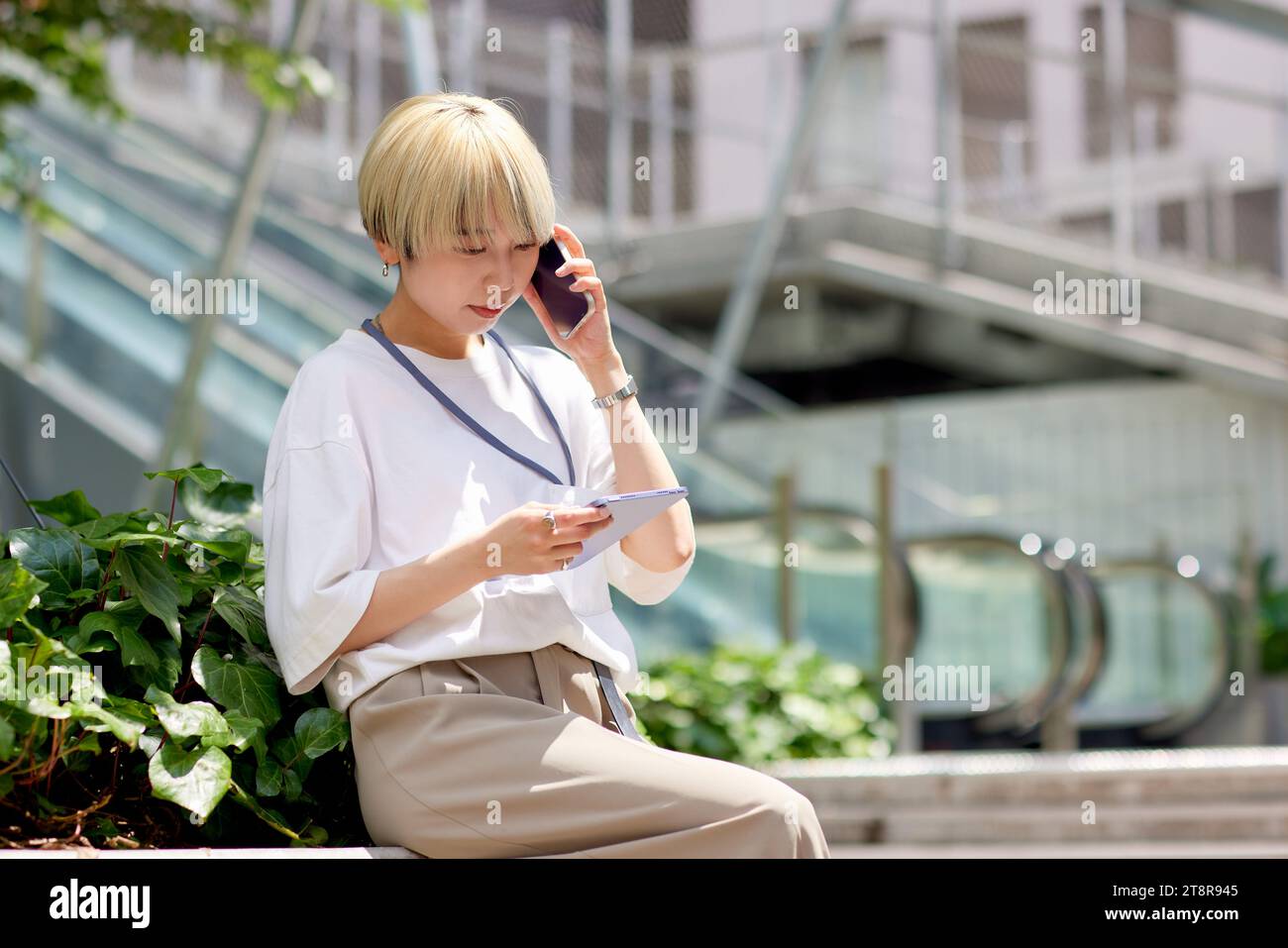 Young Japanese woman talking on the phone downtown Tokyo Stock Photo ...