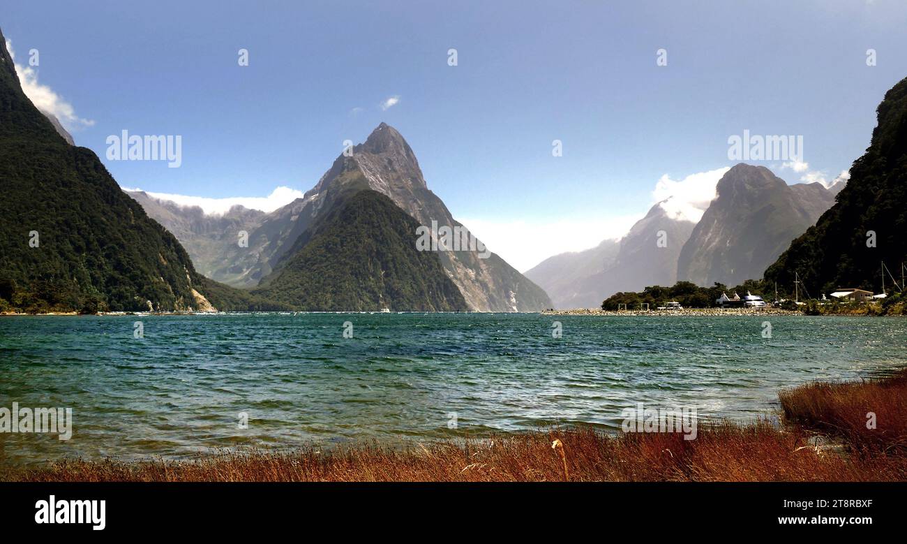 Milford sound the lion rock hi-res stock photography and images - Alamy