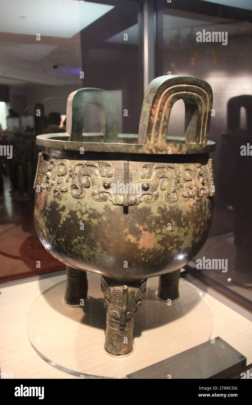 Bronze Ding, Late Shang, Bronze gallery, Palace Museum, Taipei, Taiwan ...