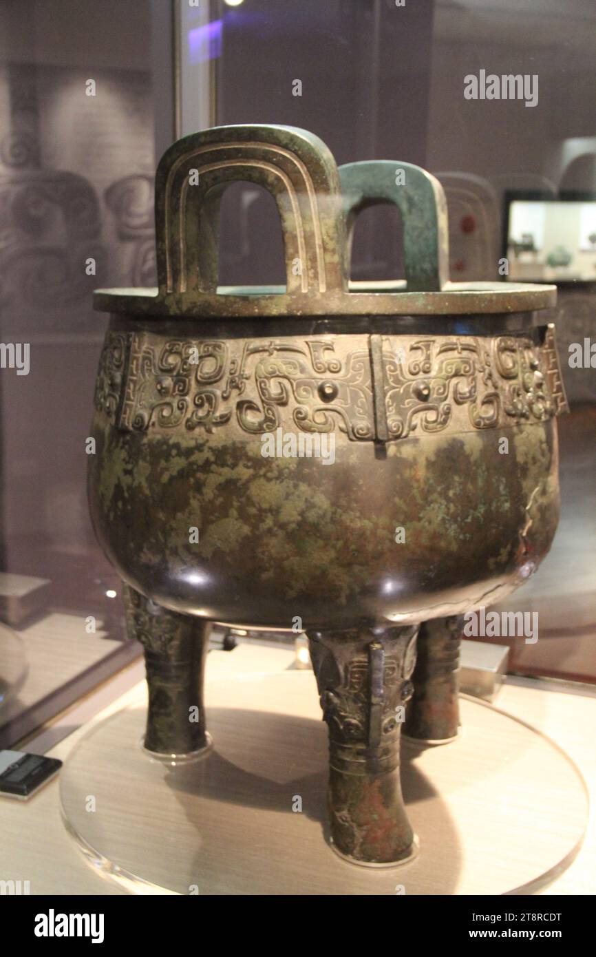 Bronze Ding, Late Shang, Bronze gallery, Palace Museum, Taipei, Taiwan ...