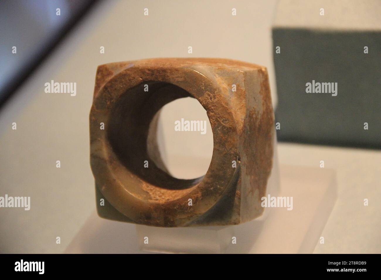 Unfinished Jade Cong, 2900-2300 BC, Jade gallery, Palace Museum, Taipei ...