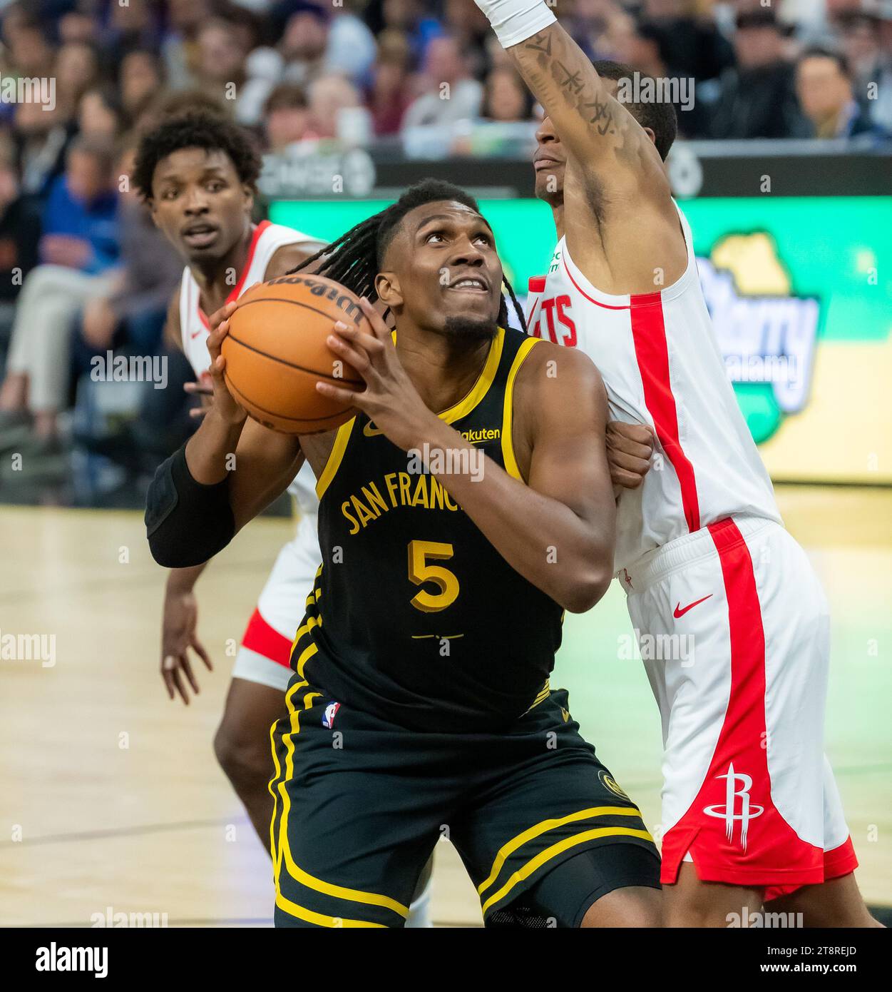 San Francisco, USA. 20th Nov, 2023. Kevon Looney (C) of Golden State ...