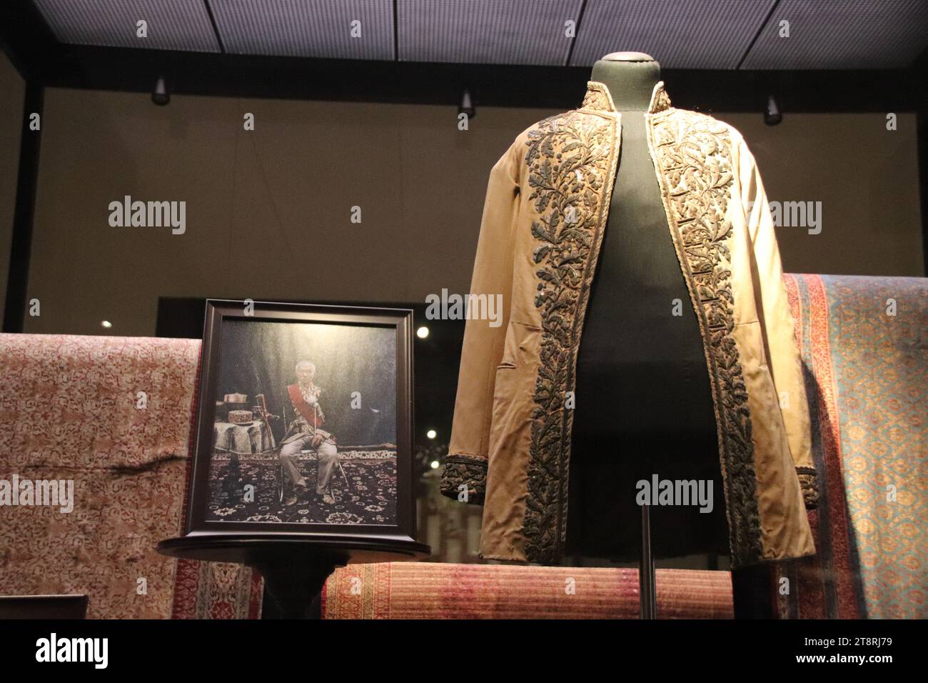 Thai Royal Textiles, Royal Textile Gallery, National Museum of Thailand ...