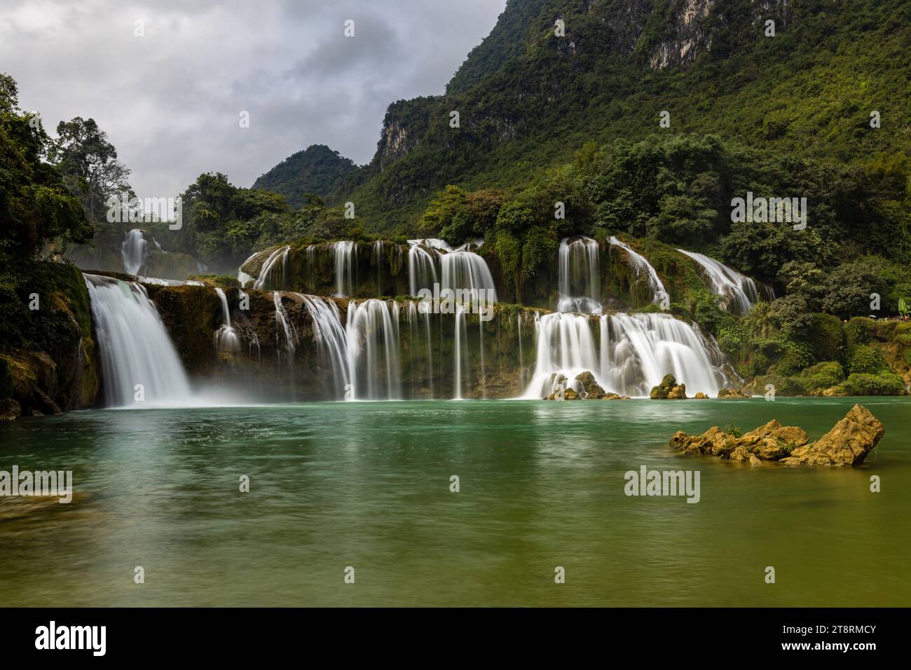 The Ban Gioc Detain Waterfall between Vietnam and China Stock Photo - Alamy