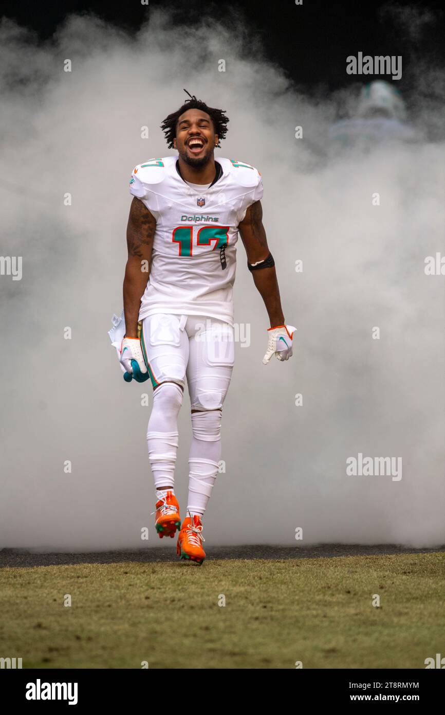 Miami Dolphins wide receiver Jaylen Waddle (17) runs onto the field ...