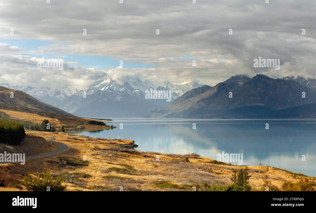 New zealands highest peak aoraki mt cook dominates hi-res stock ...