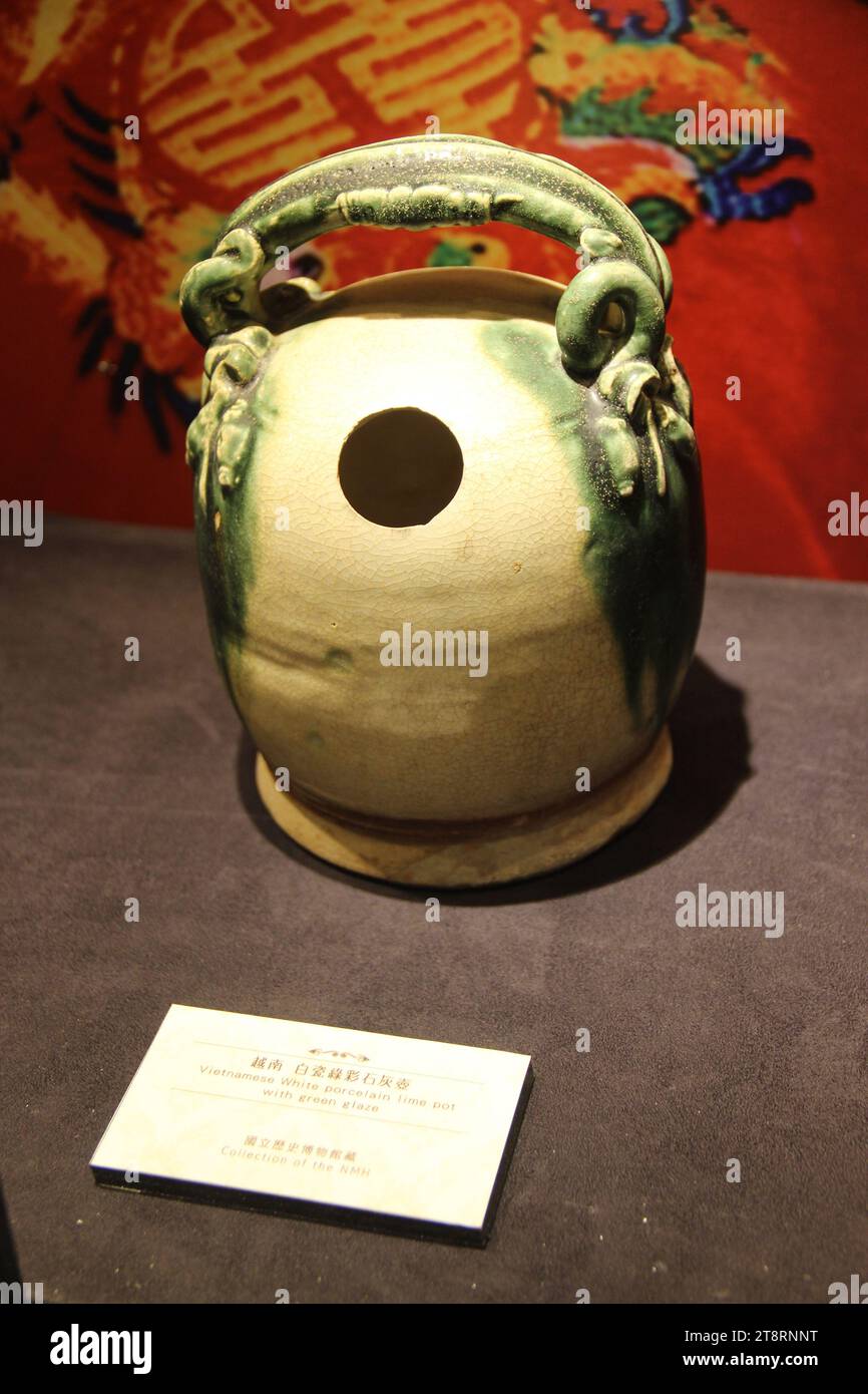 Vietnamese Porcelain Lime Pot, National Museum of History, Taipei ...