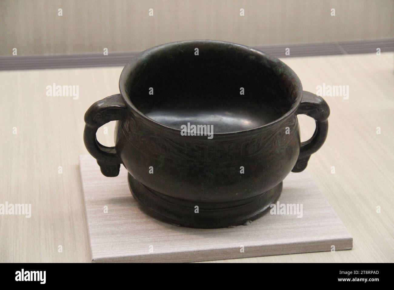 Bronze Gui of Yu-zheng Wei, Western Zhou, Bronze gallery, Palace Museum ...