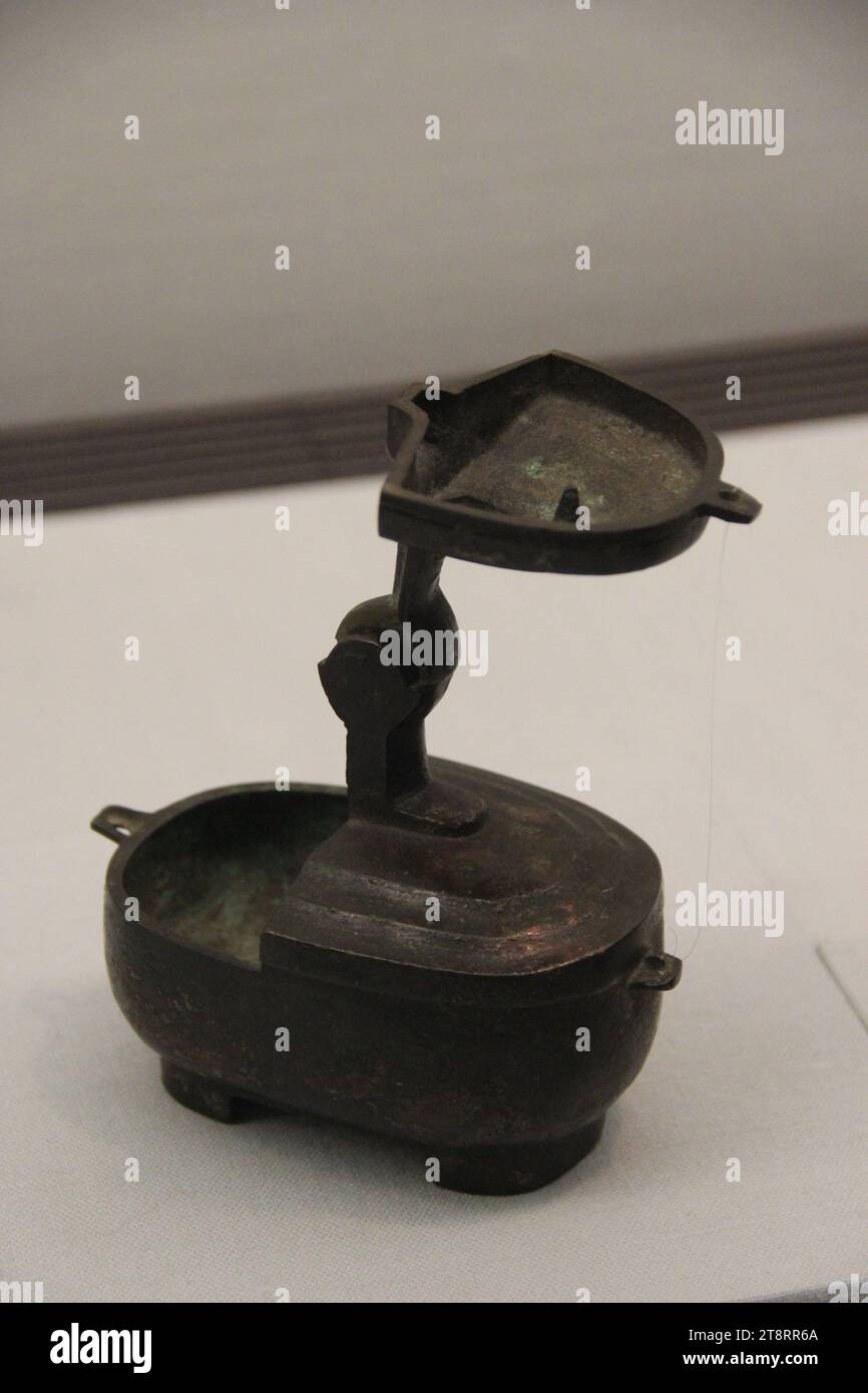 Han Bronze Lamp, Bronze gallery, Palace Museum, Taipei, Taiwan Stock ...