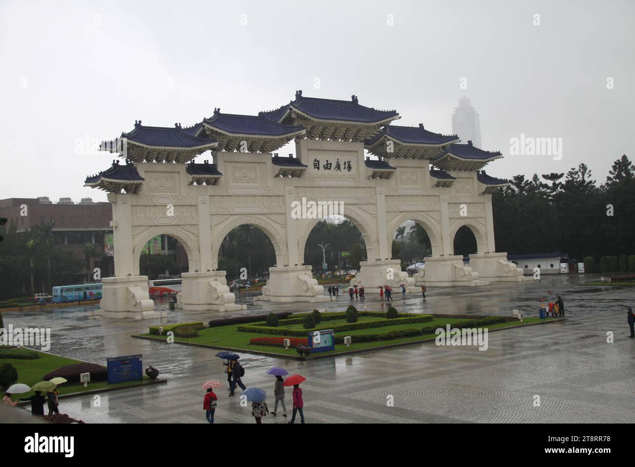 Taiwan Gate of Great Centrality & Perfect Uprightness, Taipei, Taiwan ...