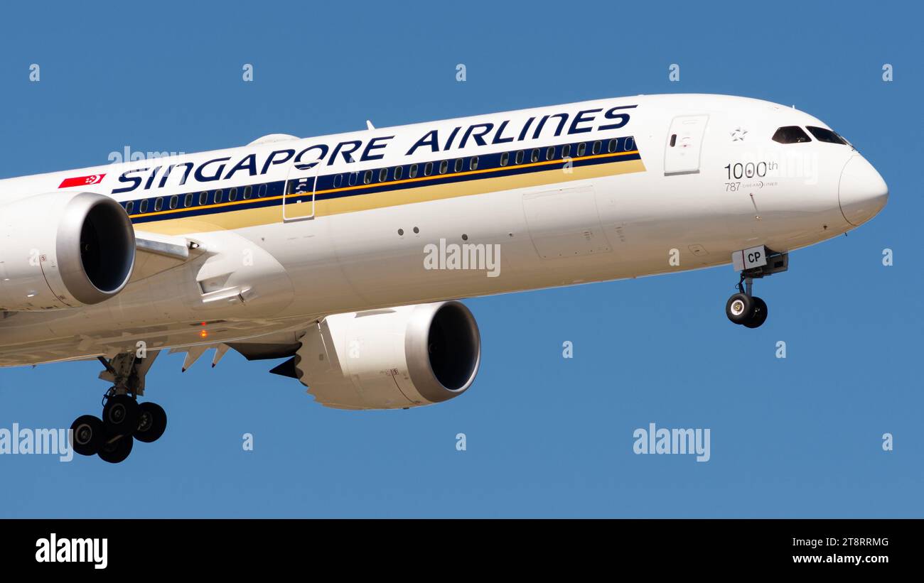 Boeing 787-10 Dreamliner 9V-SCP of Singapore Airlines on approach to ...