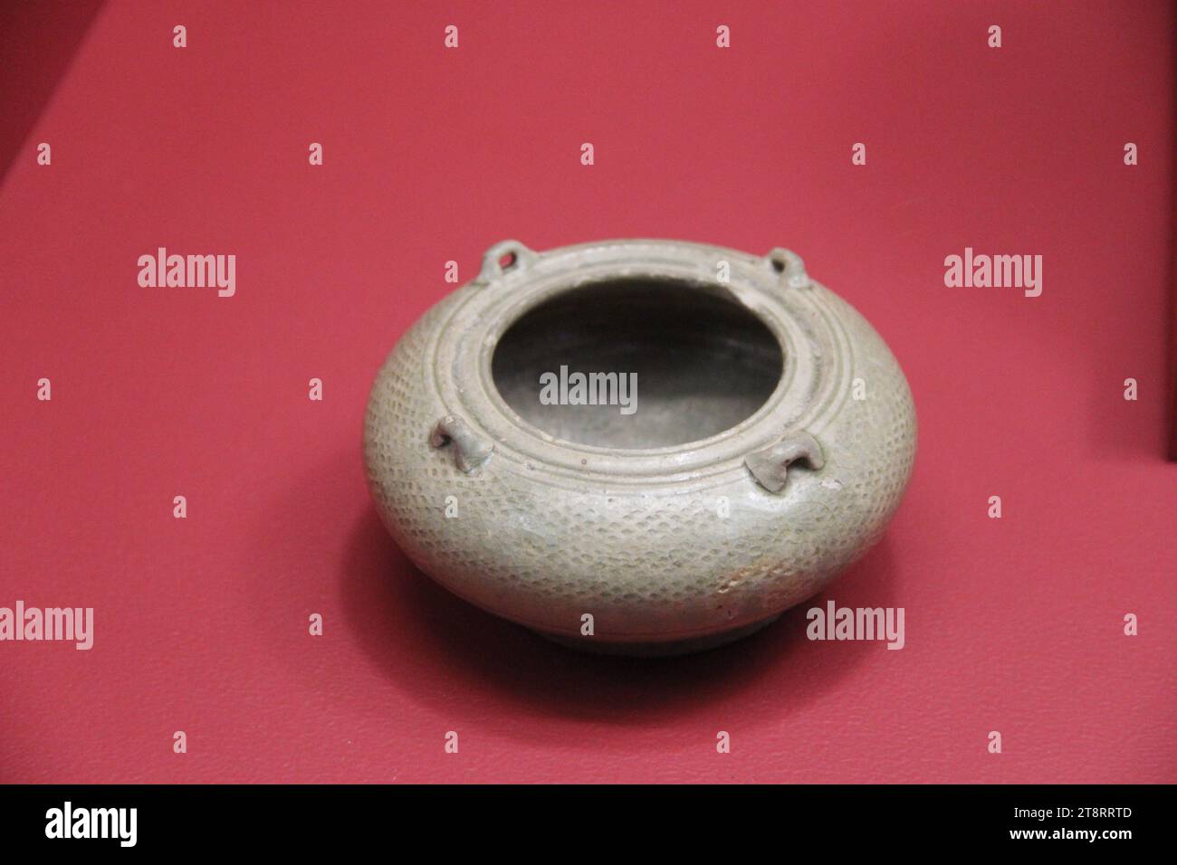 Jin celadon pot hi-res stock photography and images - Alamy