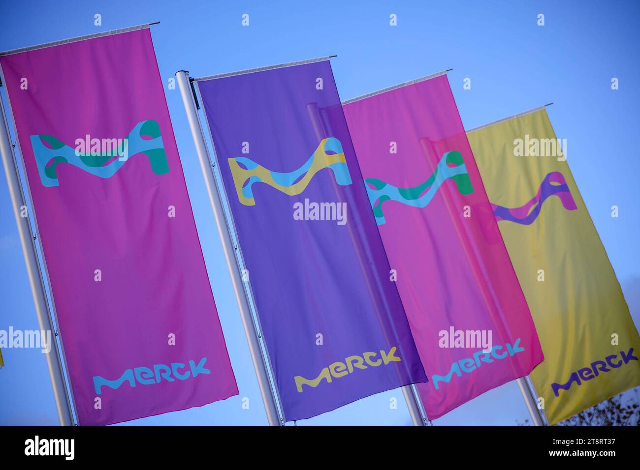 Darmstadt am 21. November 2023, Symbolfoto, Symbolbild: Merck Logo ...