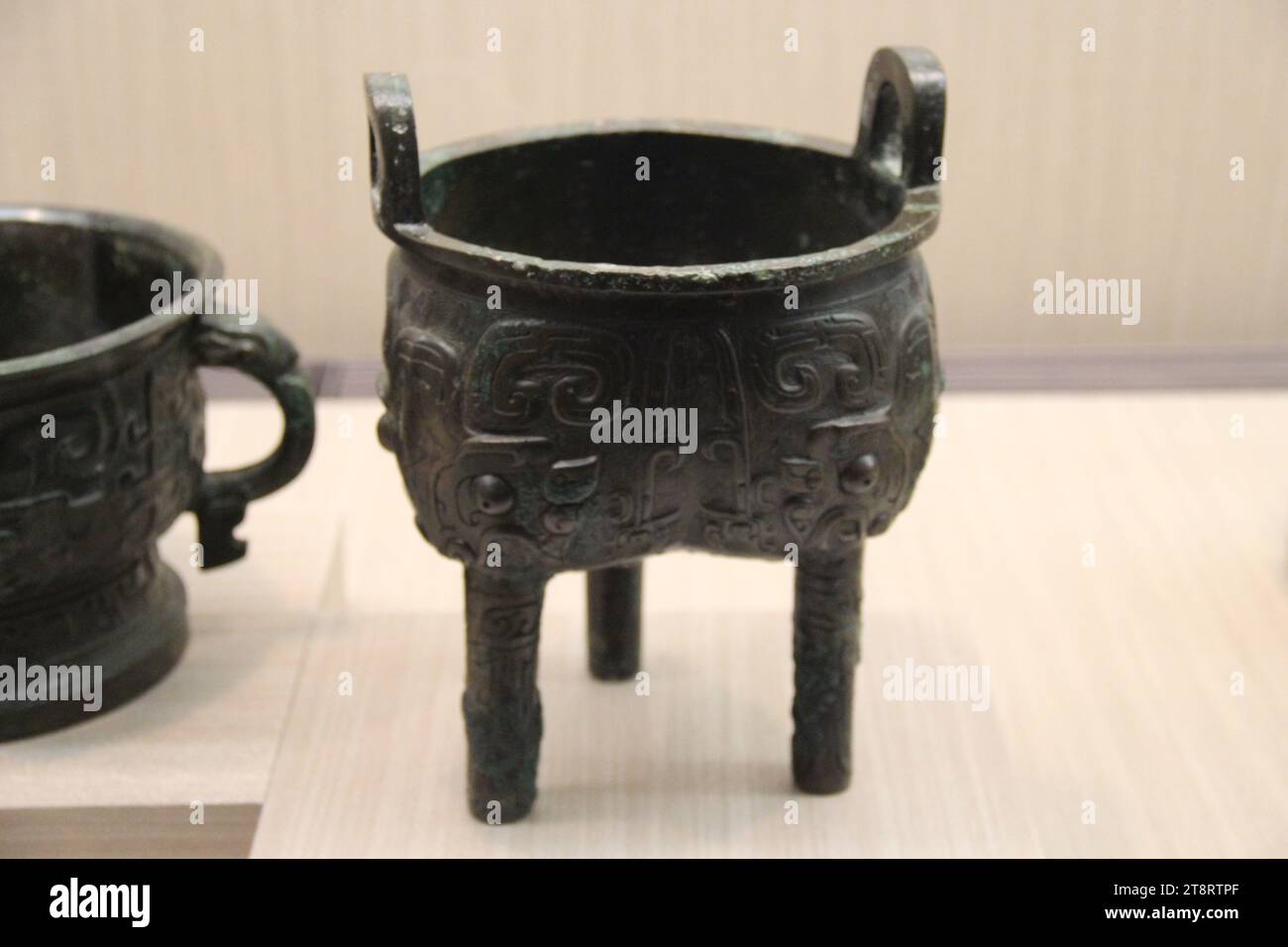 Bronze Ding, Early Western Zhou, Bronze gallery, Palace Museum, Taipei ...
