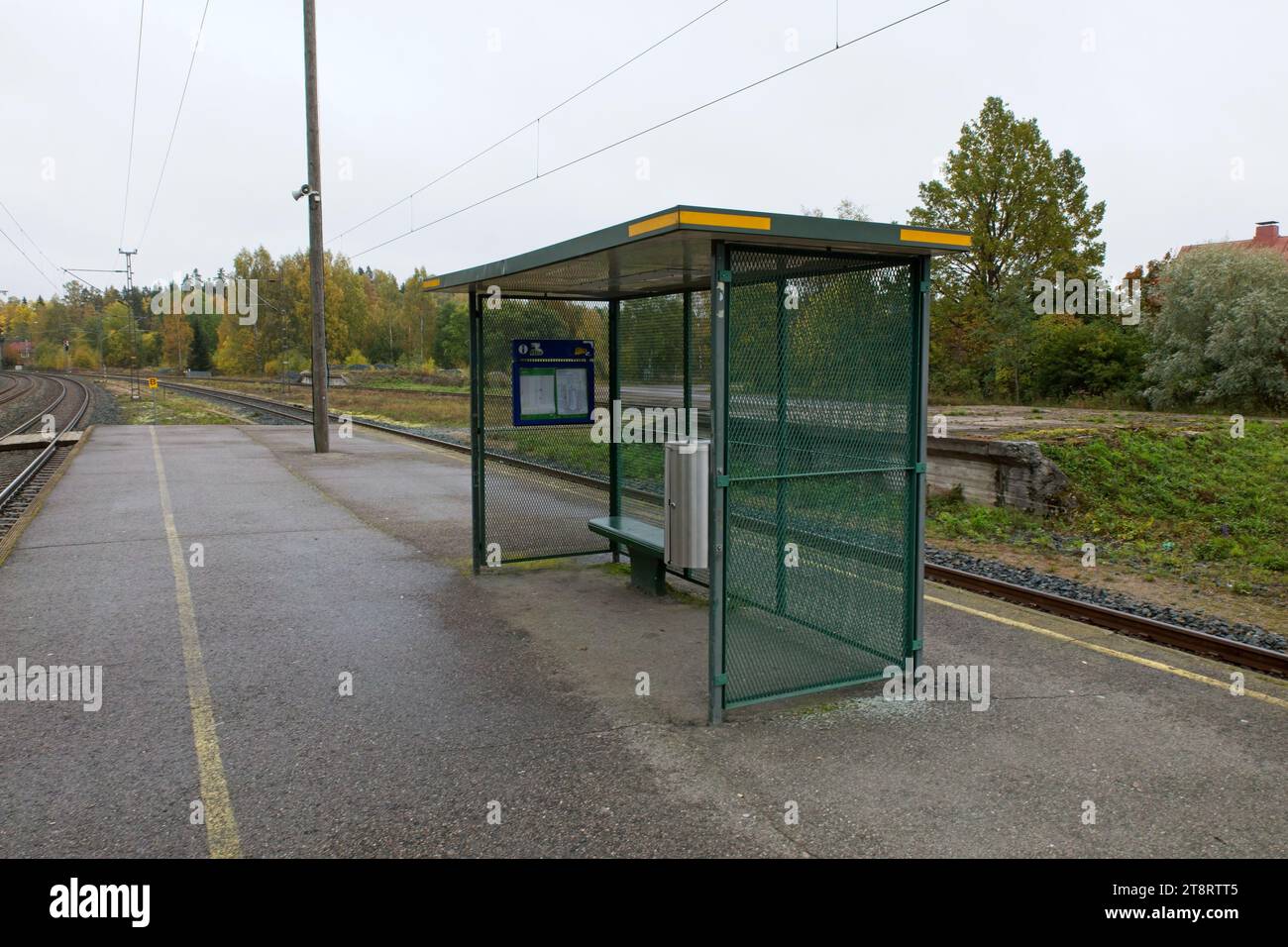 Train platform shelter hi-res stock photography and images - Alamy