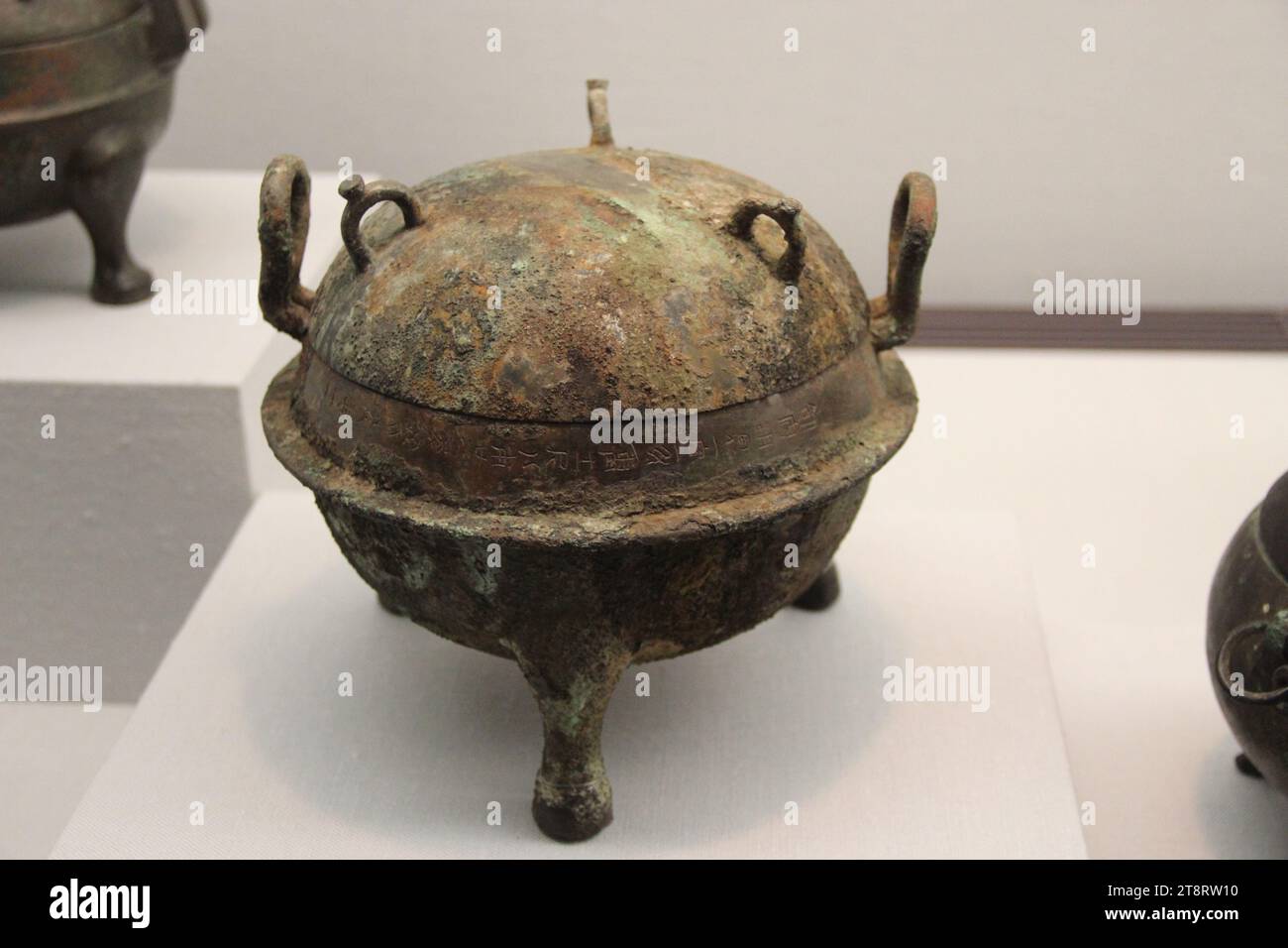 Western Han Bronze Ding, Bronze gallery, Palace Museum, Taipei, Taiwan ...