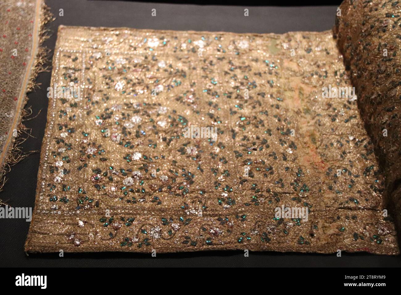 Thai Royal Textiles, Royal Textile Gallery, National Museum of Thailand ...