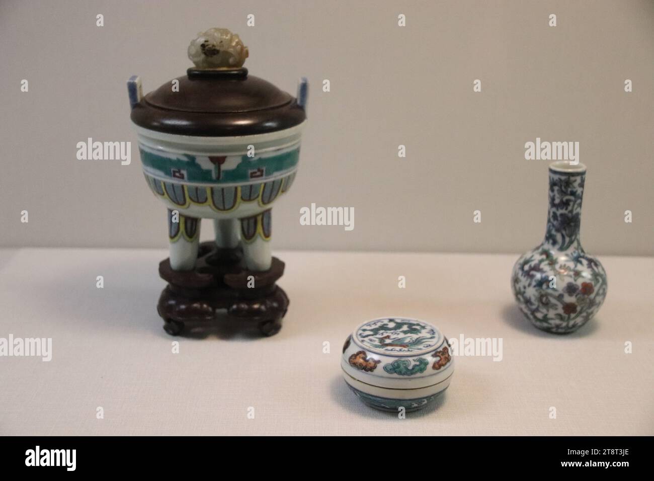 Porcelain incense vessels hi-res stock photography and images - Alamy