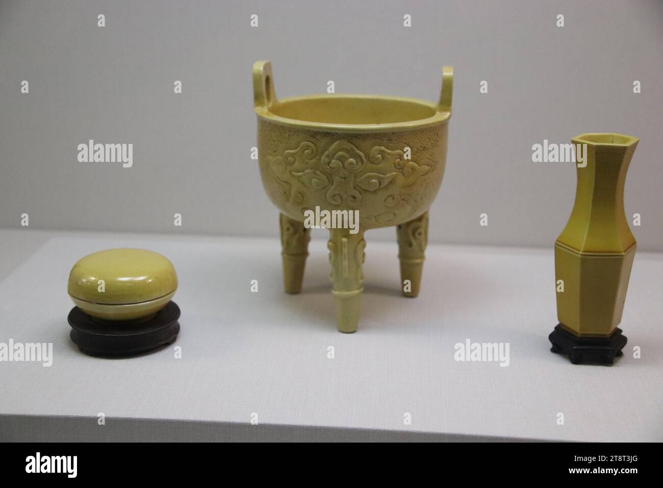 Porcelain incense vessels hi-res stock photography and images - Alamy