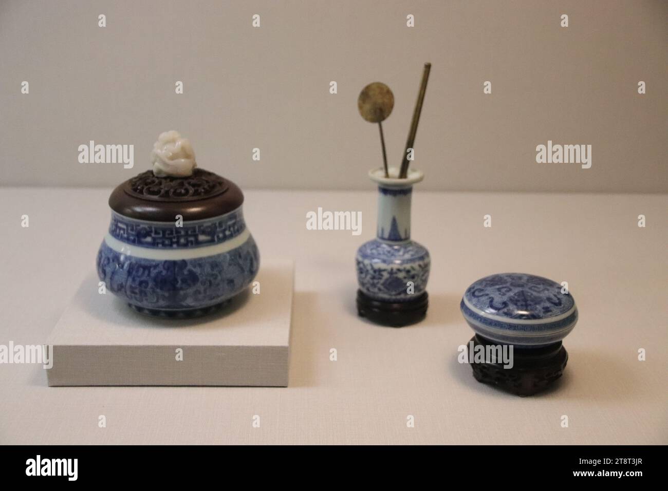 Porcelain incense vessels hi-res stock photography and images - Alamy