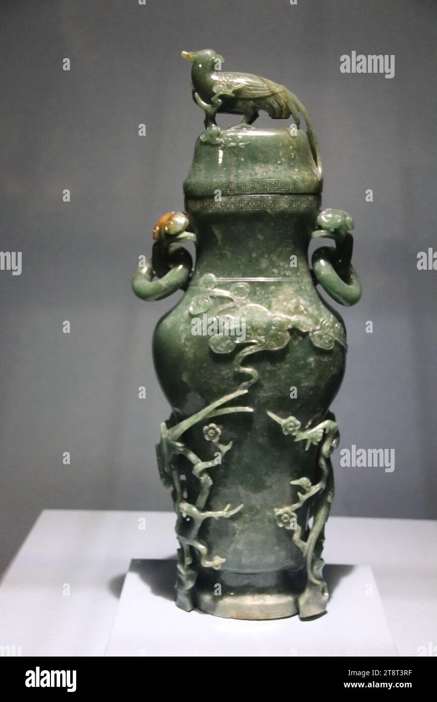 Jadeite Vase Given to Empress of Japan by Wang Jingwei, ROC, Jade ...