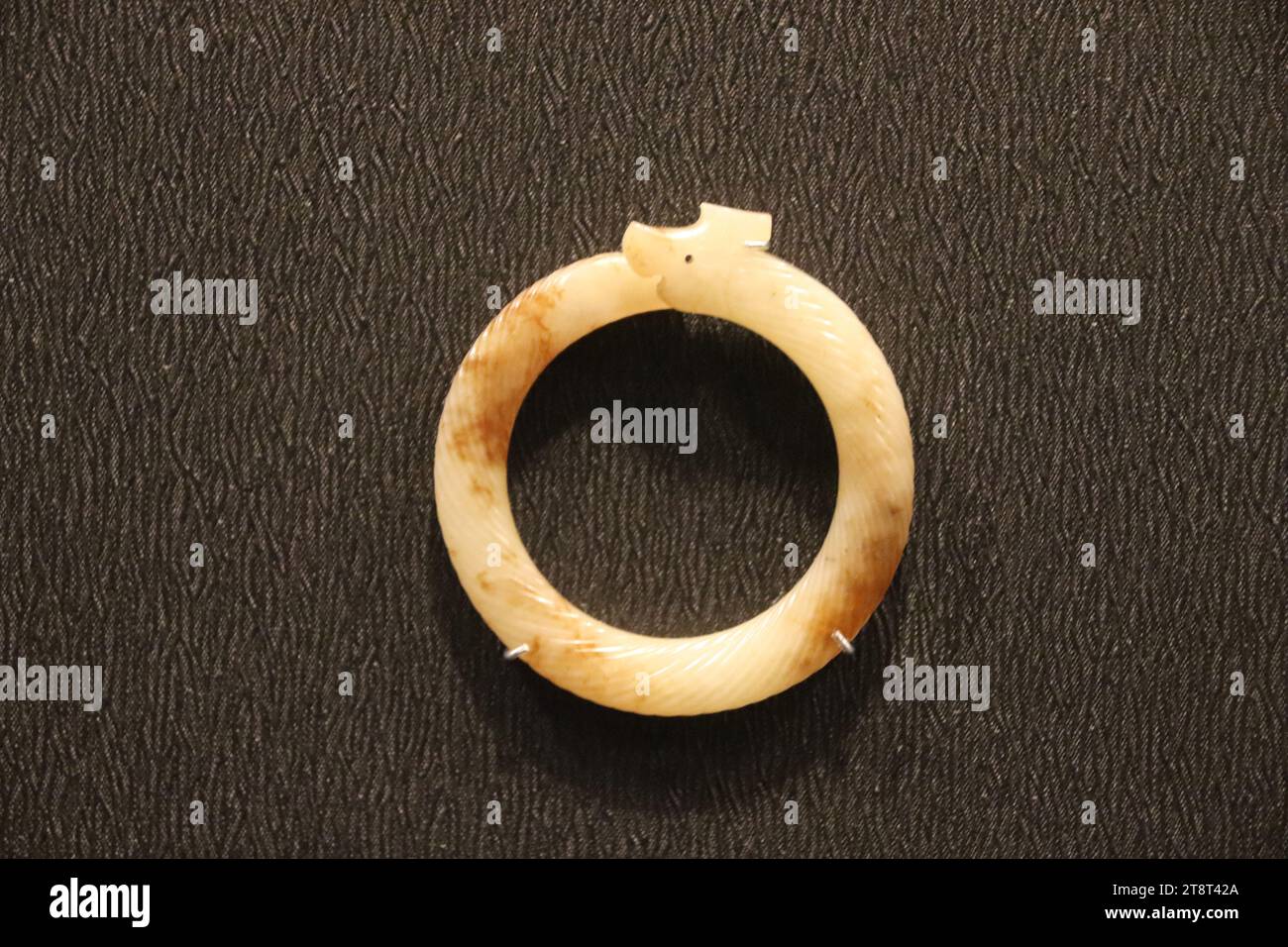 Warring states han jade serpent hi-res stock photography and images - Alamy