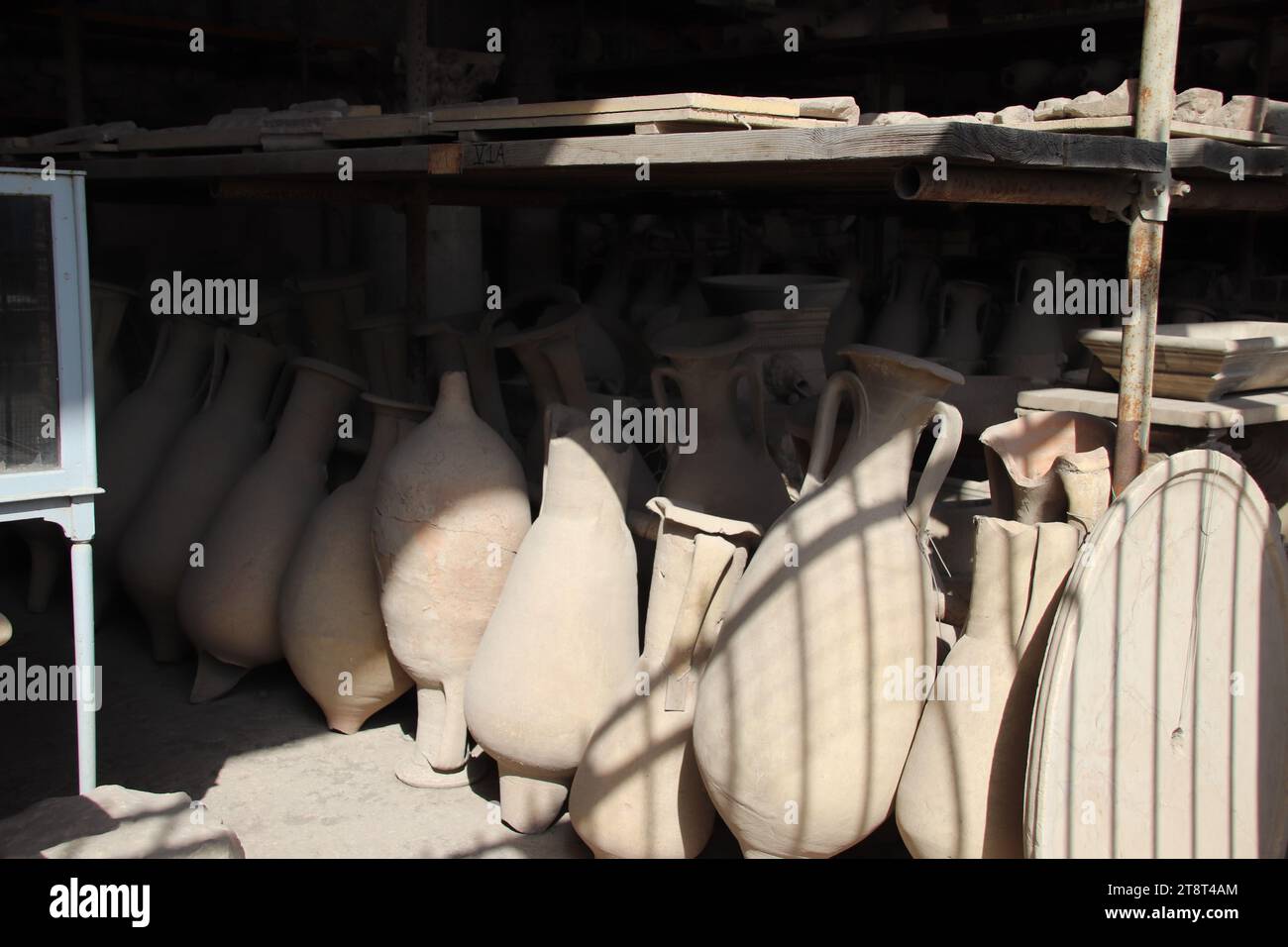 Pompeii Ruins: Pottery Amphorae, Remains of Roman city buried by ...