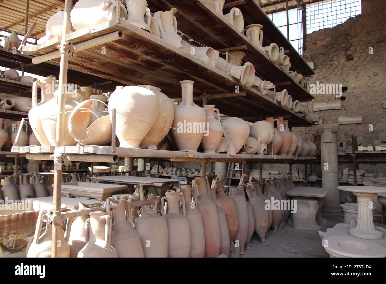 Pompeii Ruins: Pottery Amphorae, Remains of Roman city buried by ...